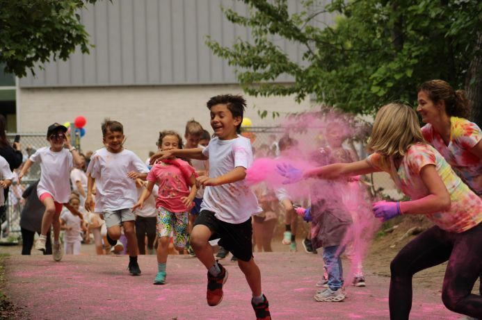 Activité colorée à l’école du Parchemin | CSSRDN