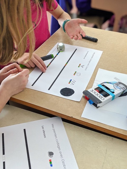 Atelier d’introduction aux robots Ozobot à l’école | CSSRDN
